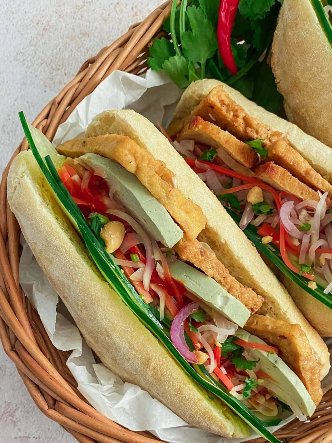 Bánh Mì chay - veganes vietnamesisches Baguette mit mariniertem Tofu ...