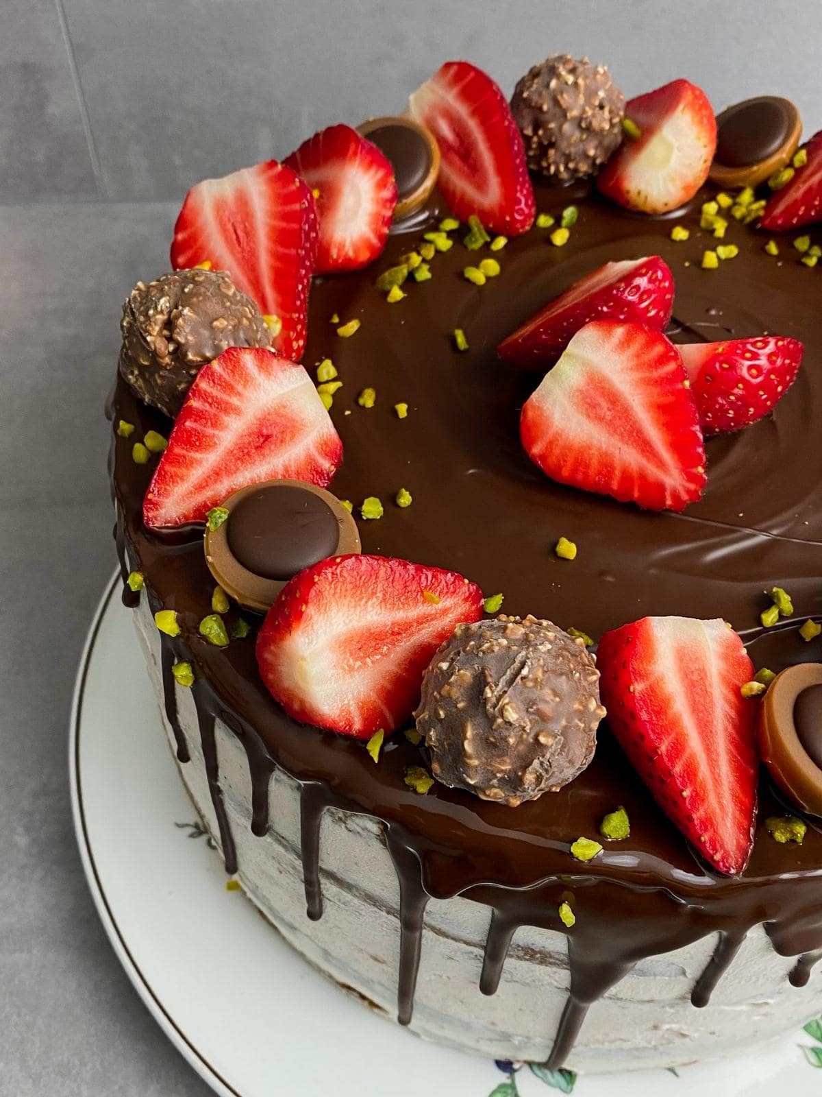 Himbeer-Cheesecake-Torte mit Schoko-Erdbeeren zum Muttertag - Mimi ...