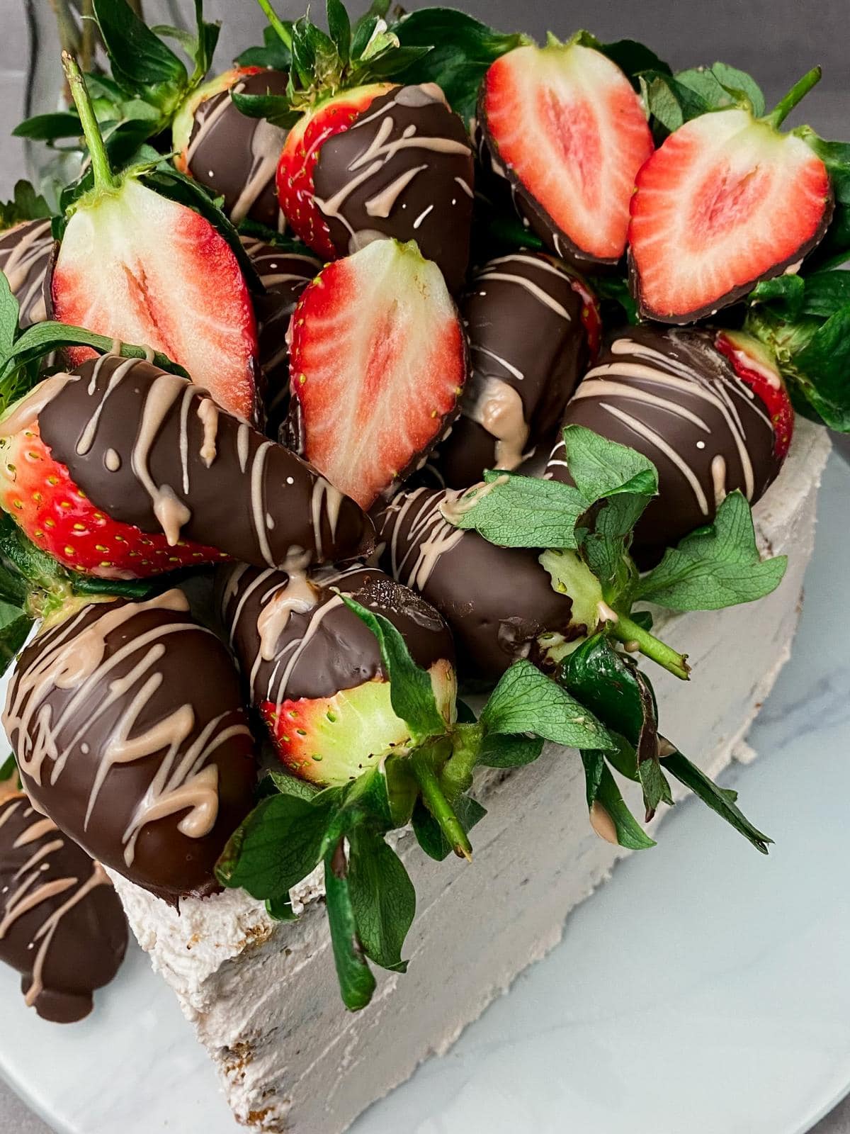 Himbeer-Cheesecake-Torte mit Schoko-Erdbeeren zum Muttertag - Mimi ...