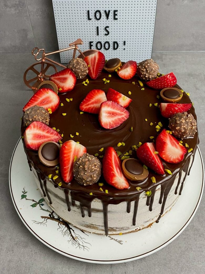 Himbeer-Cheesecake-Torte mit Schoko-Erdbeeren zum Muttertag - Mimi ...