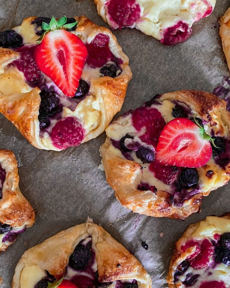 Blätterteig Mit Gefrorenen Beeren
